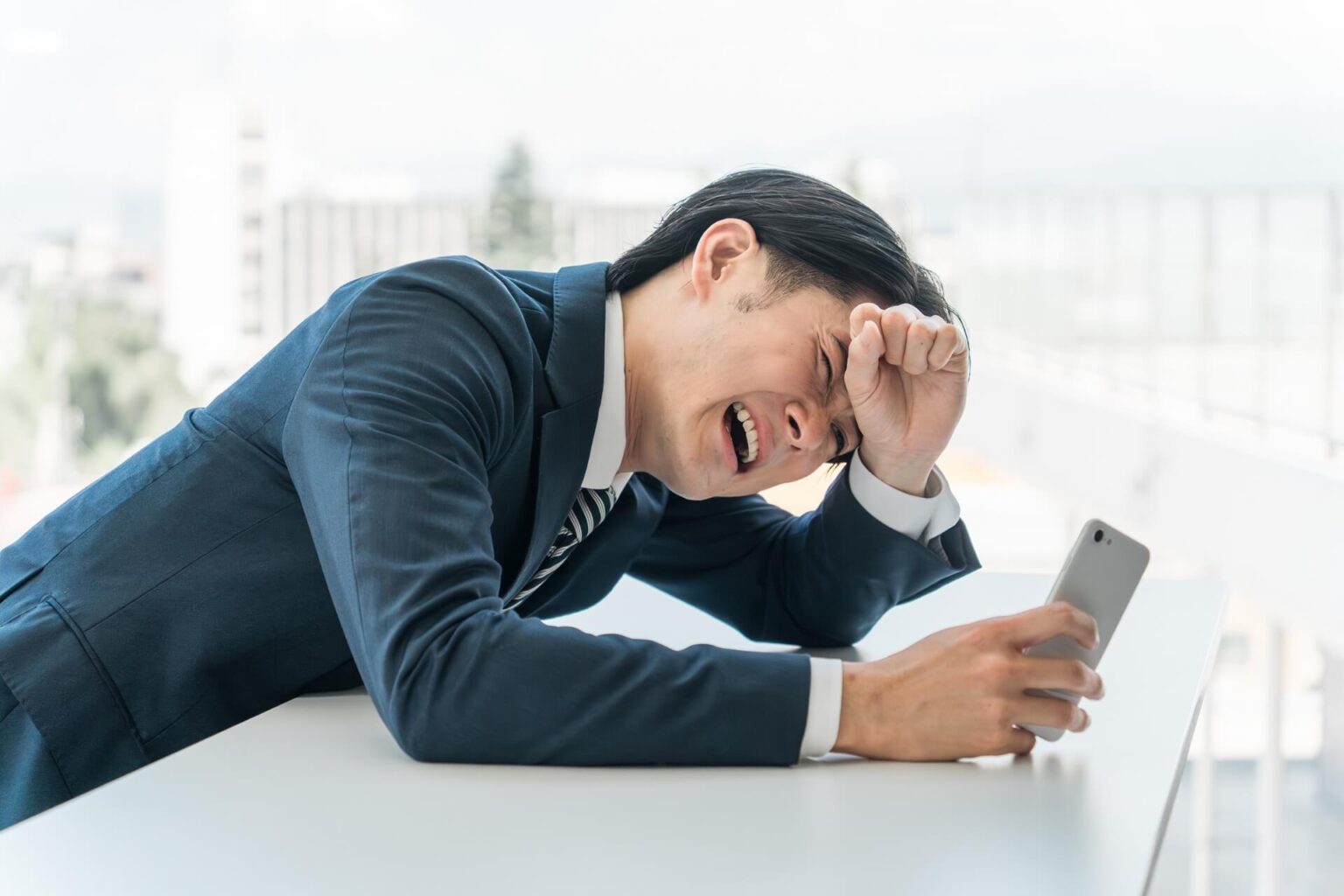 人に依存してしまうのはなぜ？原因、特徴、対処法をカウンセラーが紹介